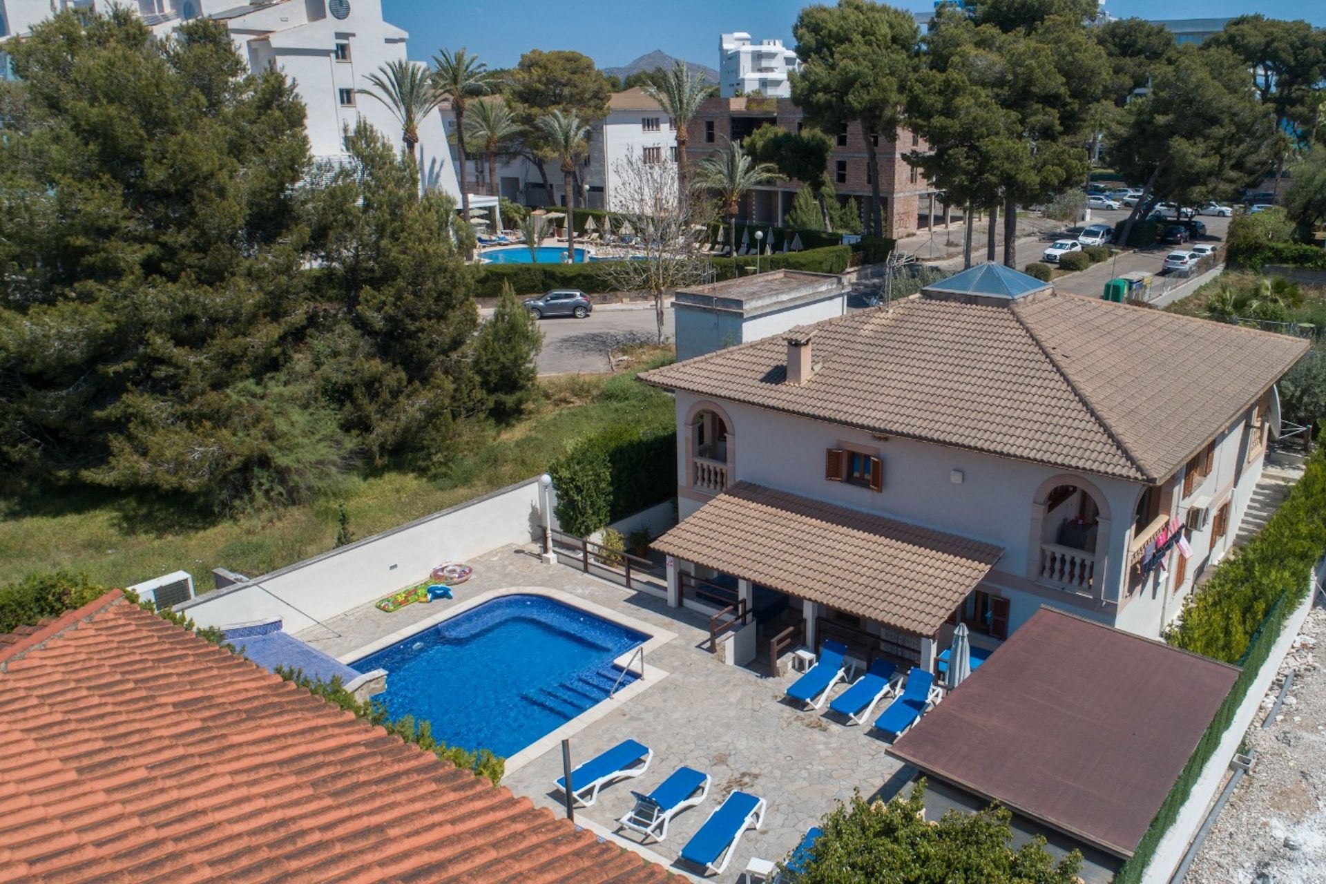 Chalet moderno en zona tranquila con piscina, licencia vacacional para ...