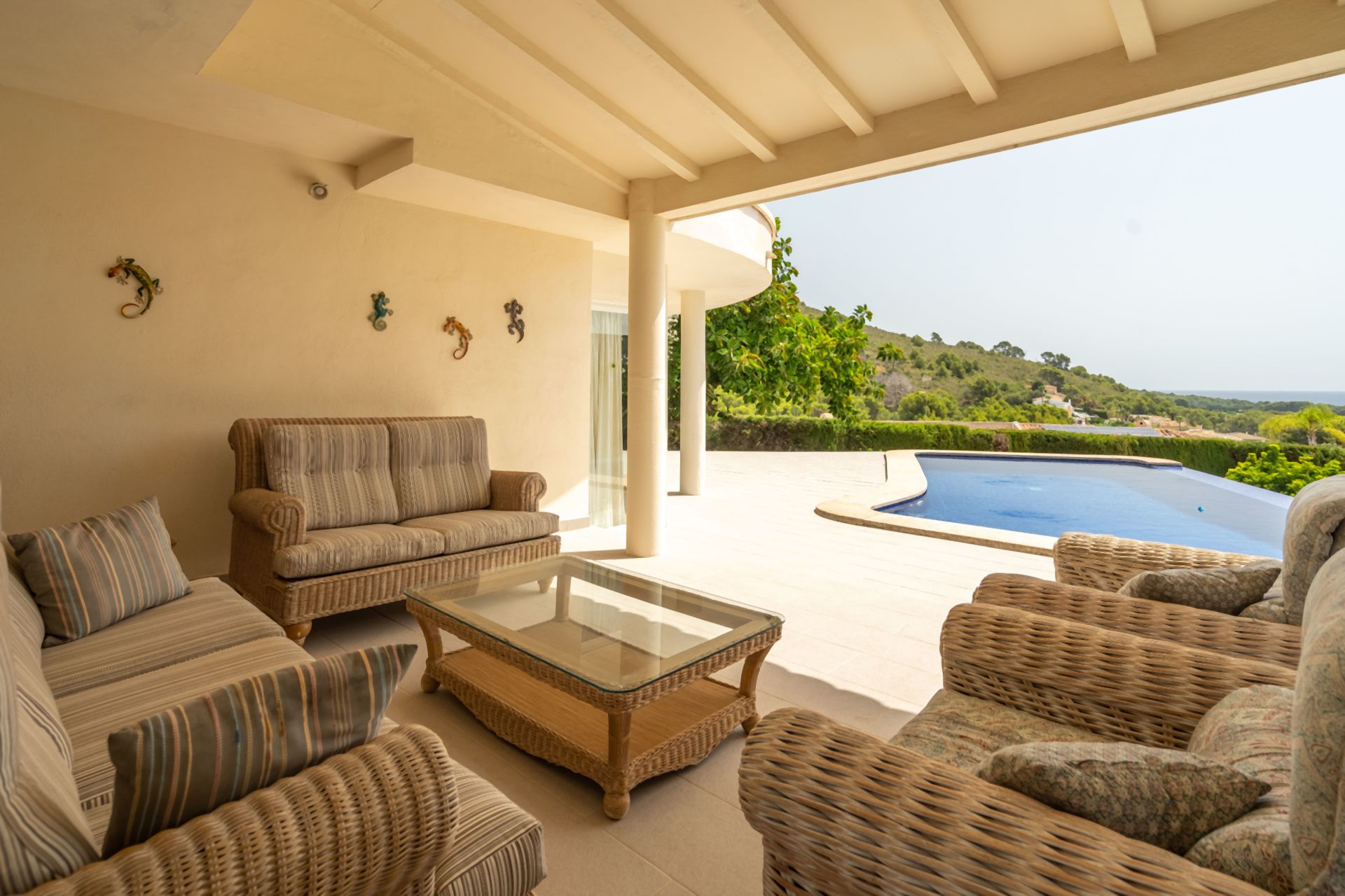 Große Villa mit Pool, Privatsphäre und Meerblick in bester Lage in ...