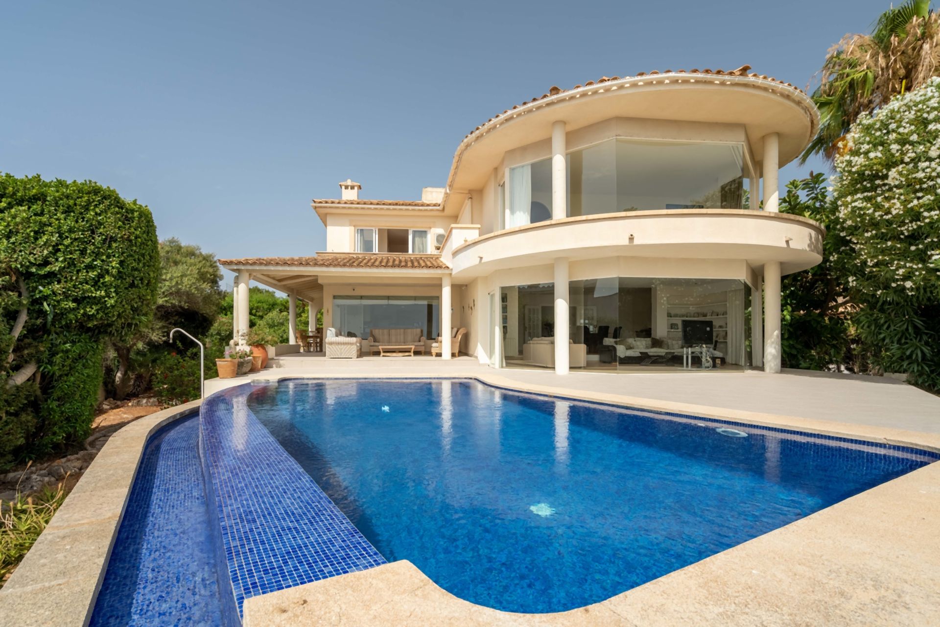 Große Villa mit Pool, Privatsphäre und Meerblick in bester Lage in ...