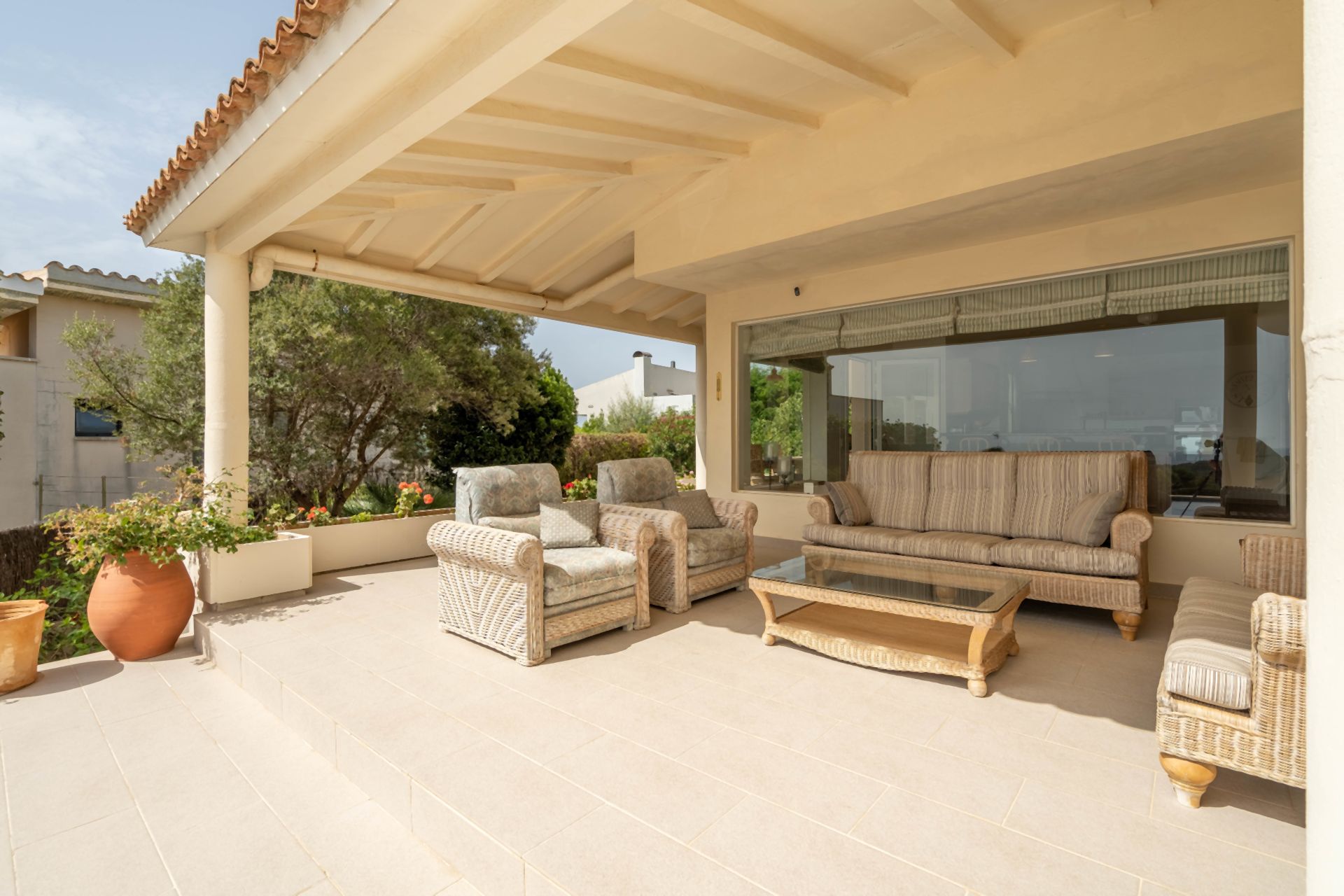 Große Villa mit Pool, Privatsphäre und Meerblick in bester Lage in ...