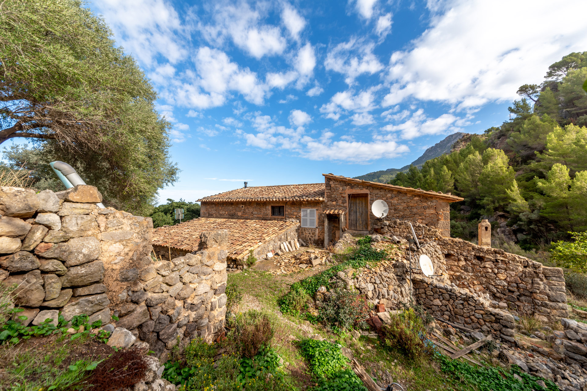 Large rustic finca in the mountains, only a few minutes from Deia-purchase