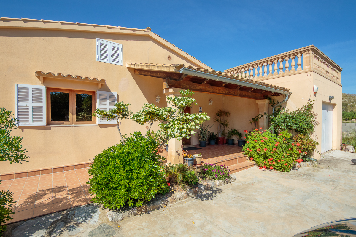 One-level finca with touristic rental license and pool in a quiet side ...