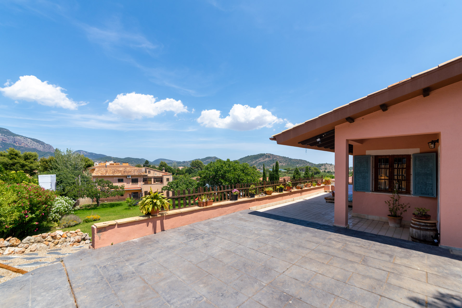 Finca with enchanting views within walking distance of the market ...