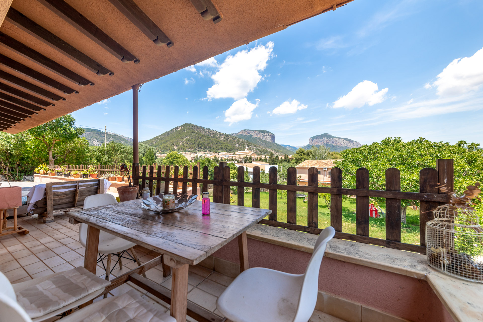 Finca with enchanting views within walking distance of the market ...