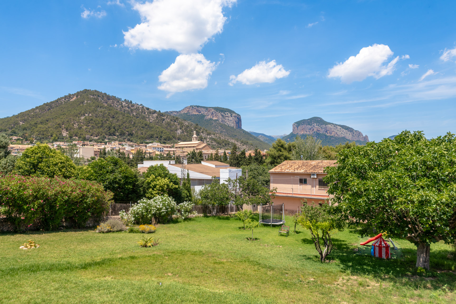 Finca with enchanting views within walking distance of the market ...