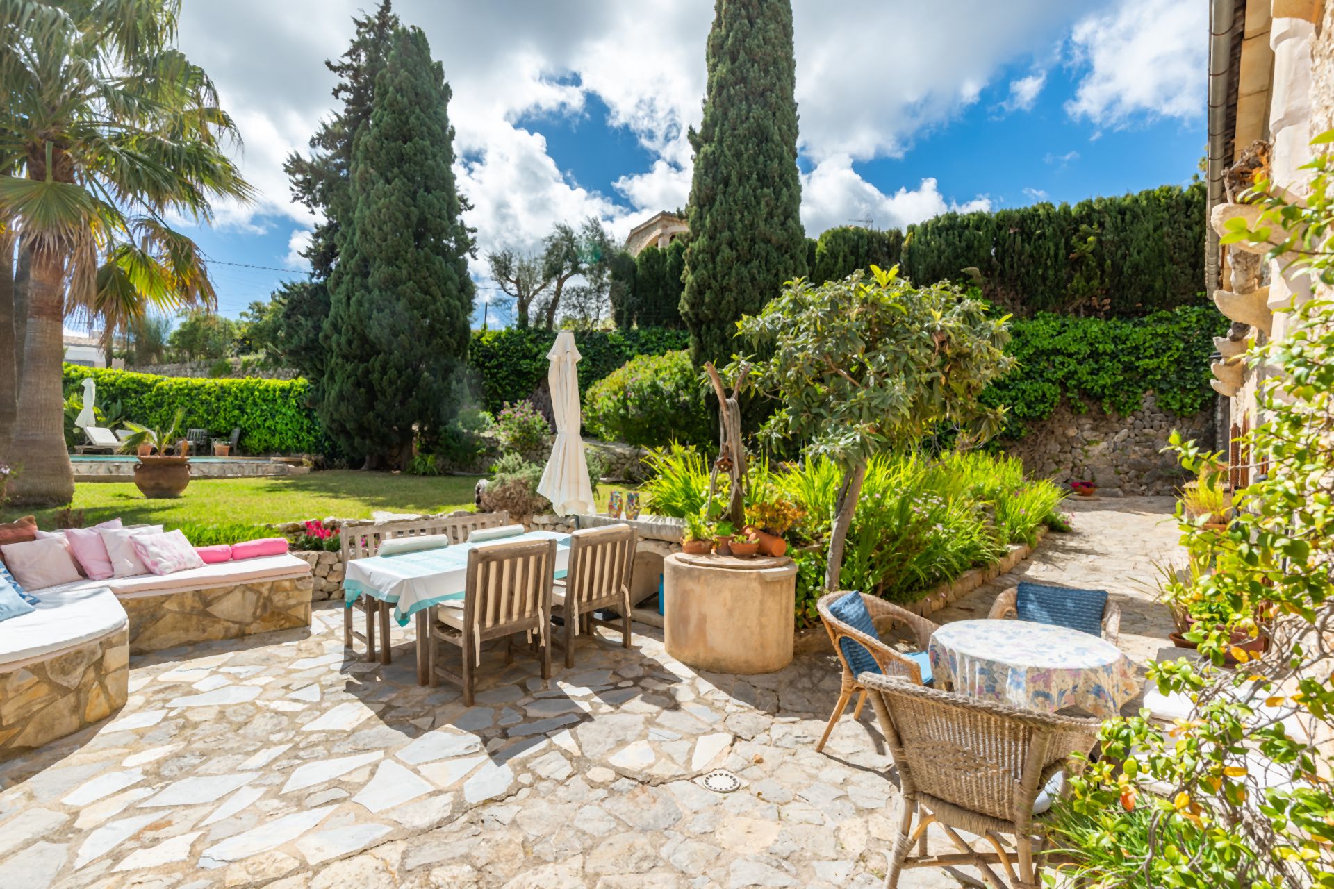 Mallorcan finca with well-maintained garden, pool and holiday rental ...