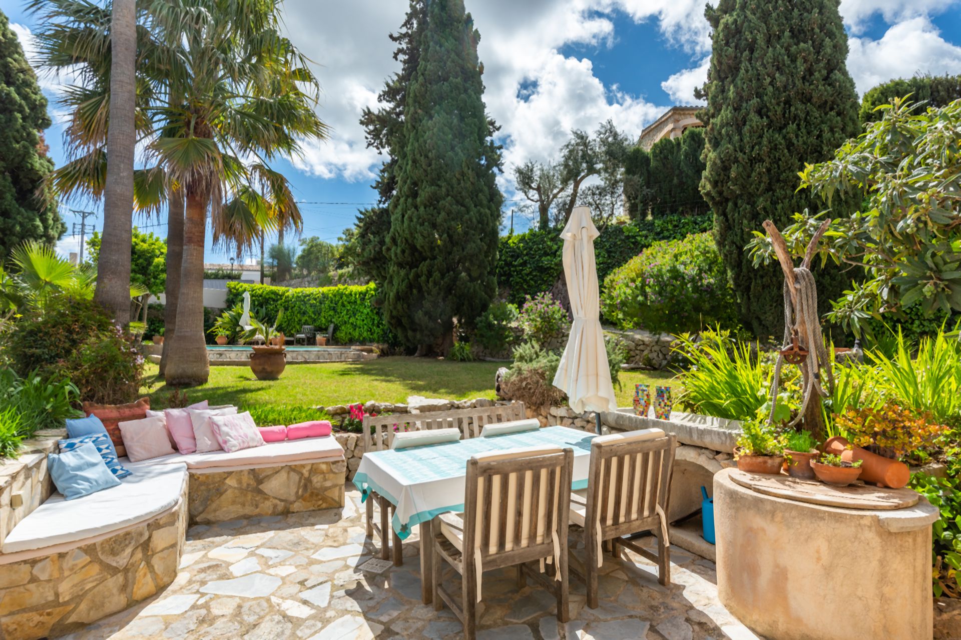 Mallorcan finca with well-maintained garden, pool and holiday rental ...