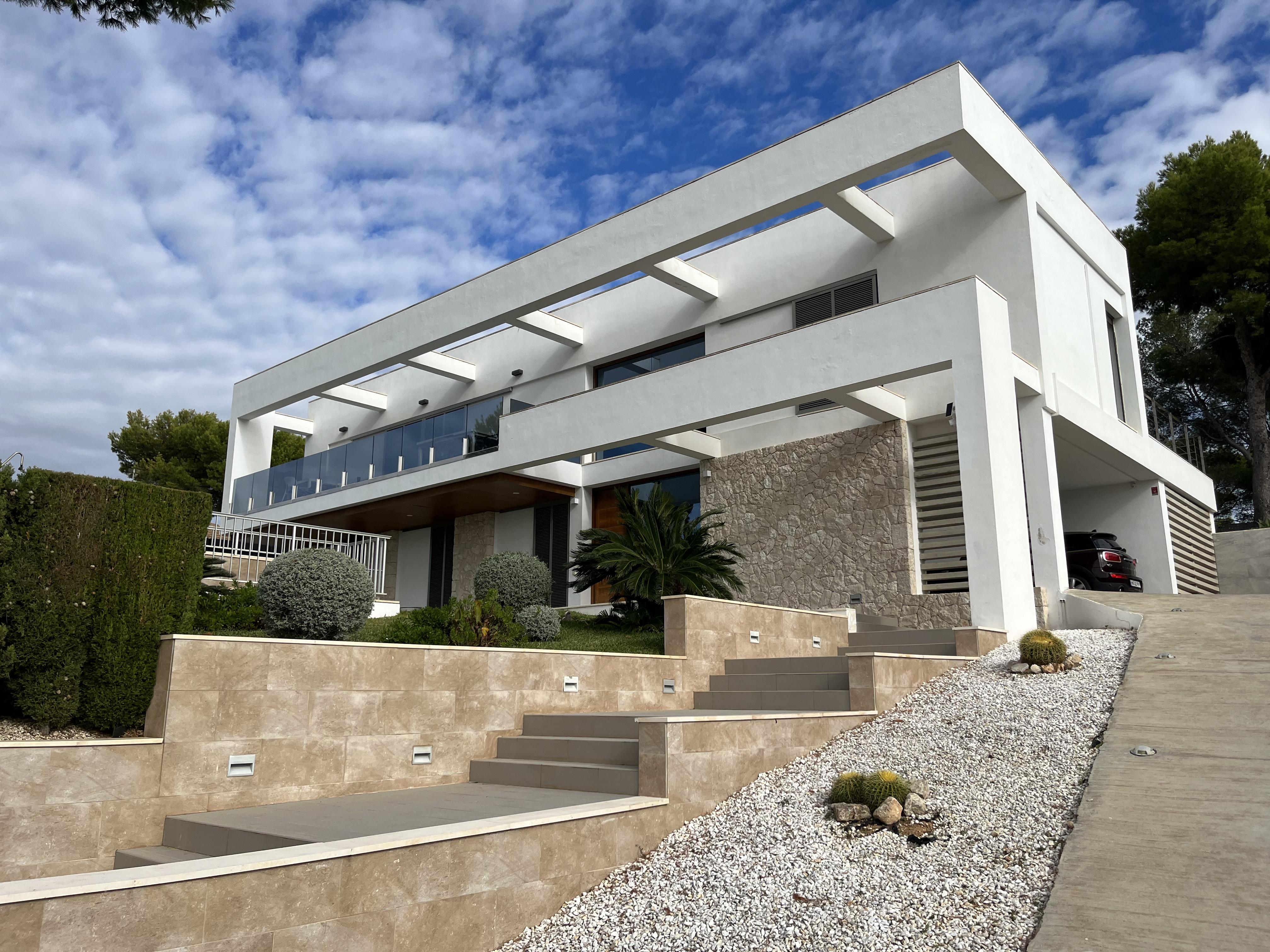 Modern Villa in Cala Vinyas mit privatem Garten und Pool - kaufen