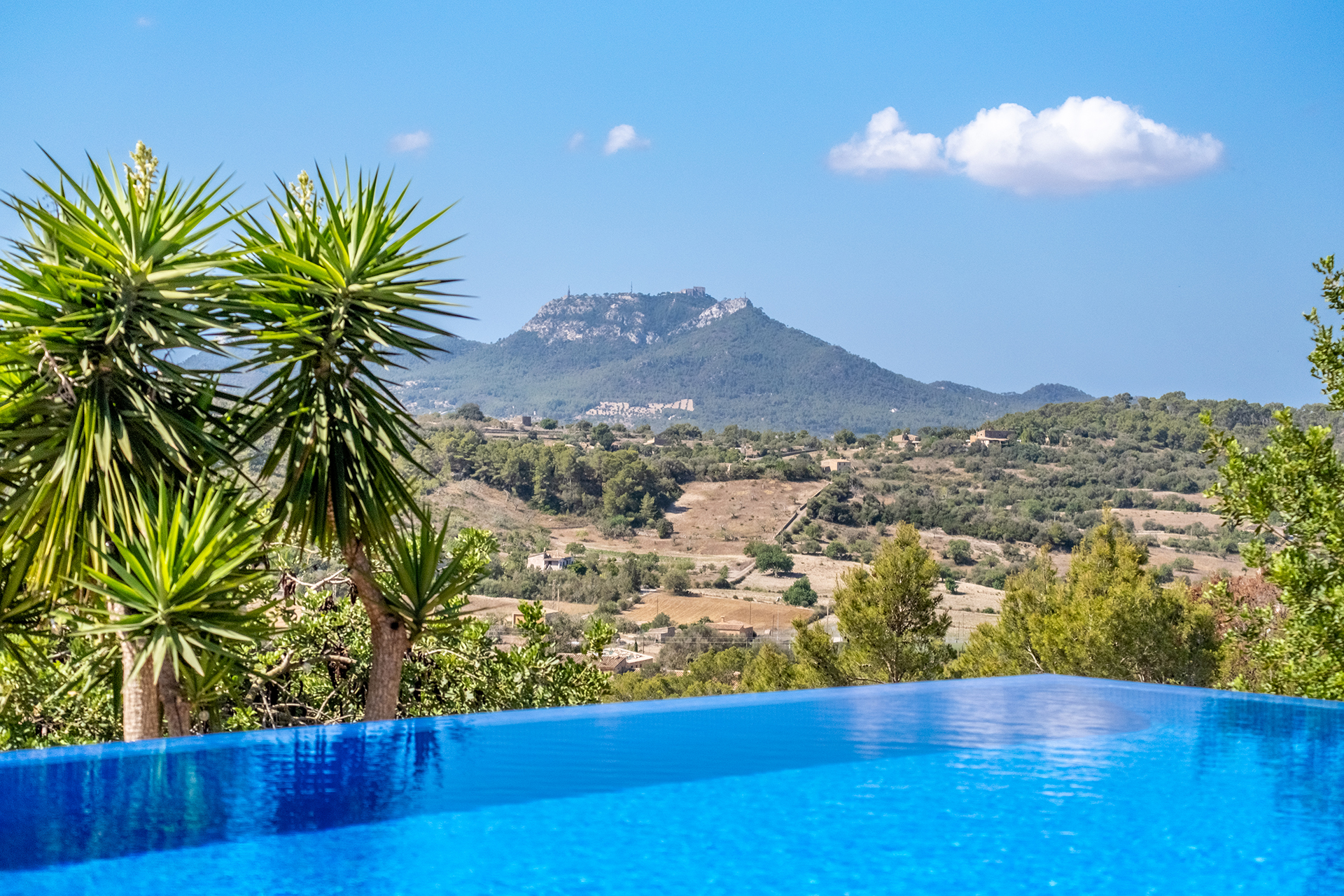 Finca with panoramic views, leisure room, infinity pool and jacuzzi - rent