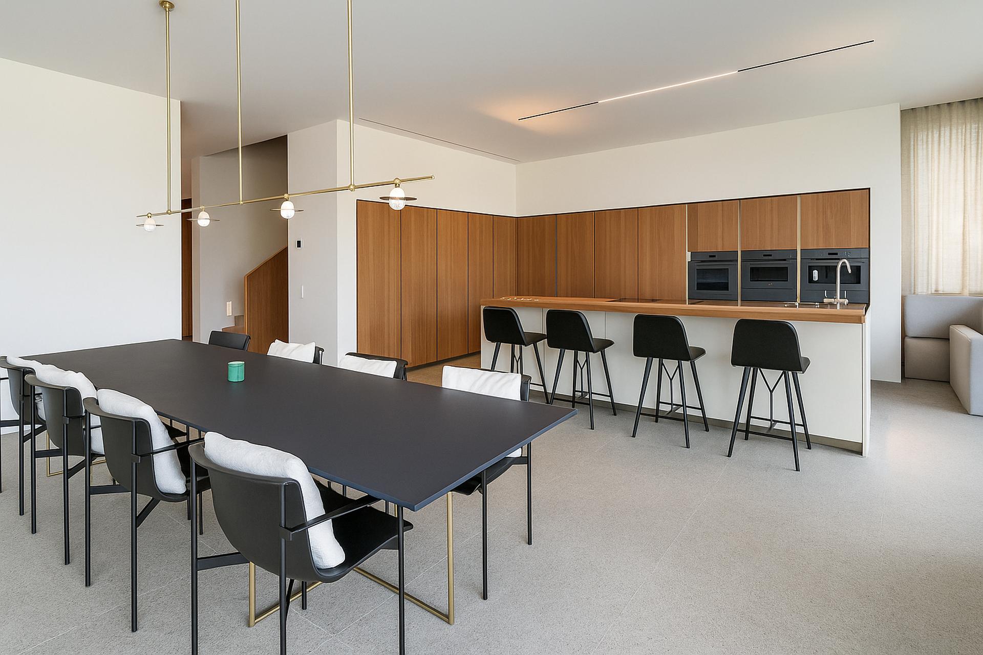 Zeitgenössische Neubau-Villa mit 6 Suiten, Heimkino, Gym & beheiztem 50 ...