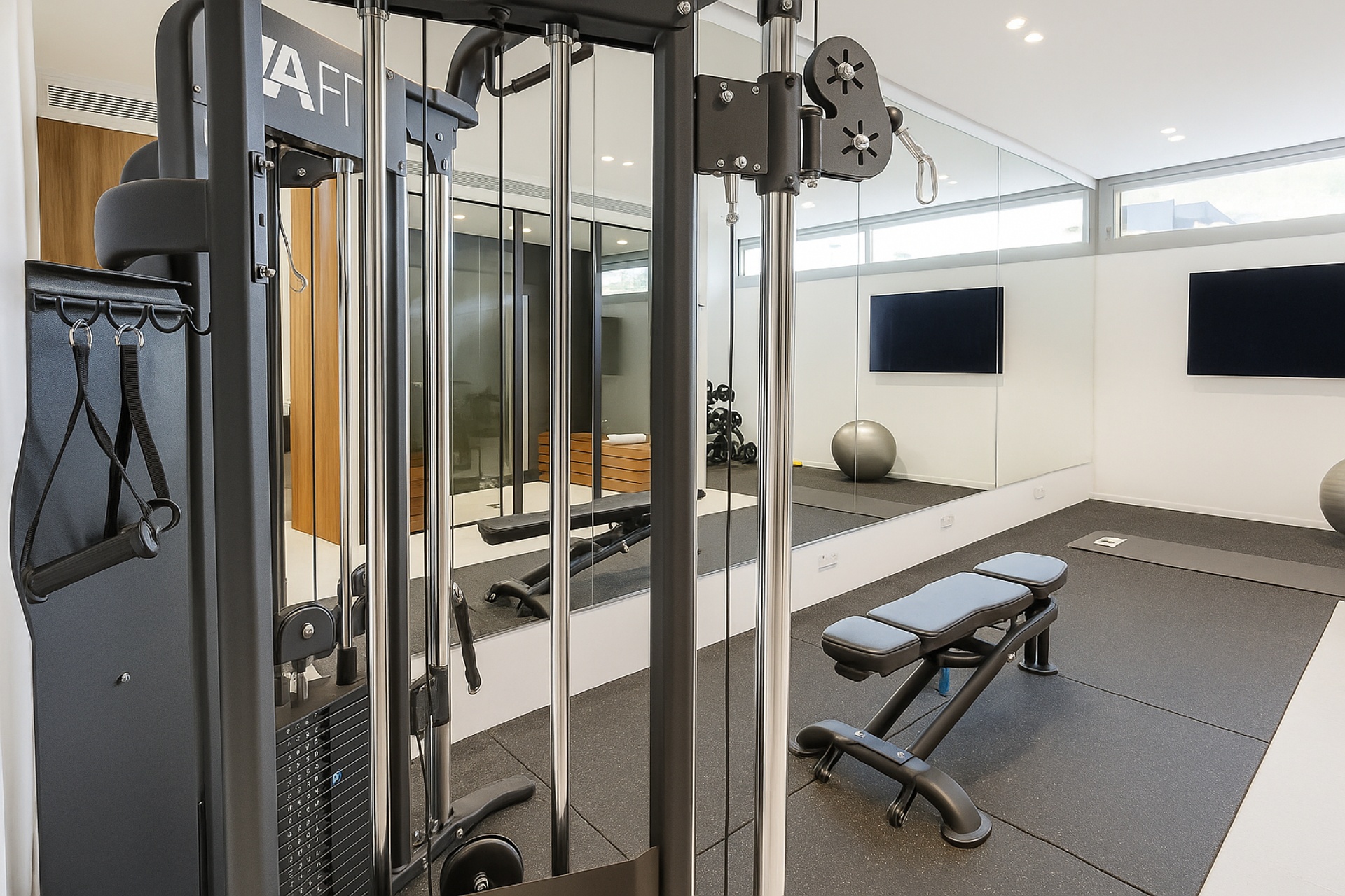 Zeitgenössische Neubau-Villa mit 6 Suiten, Heimkino, Gym & beheiztem 50 ...