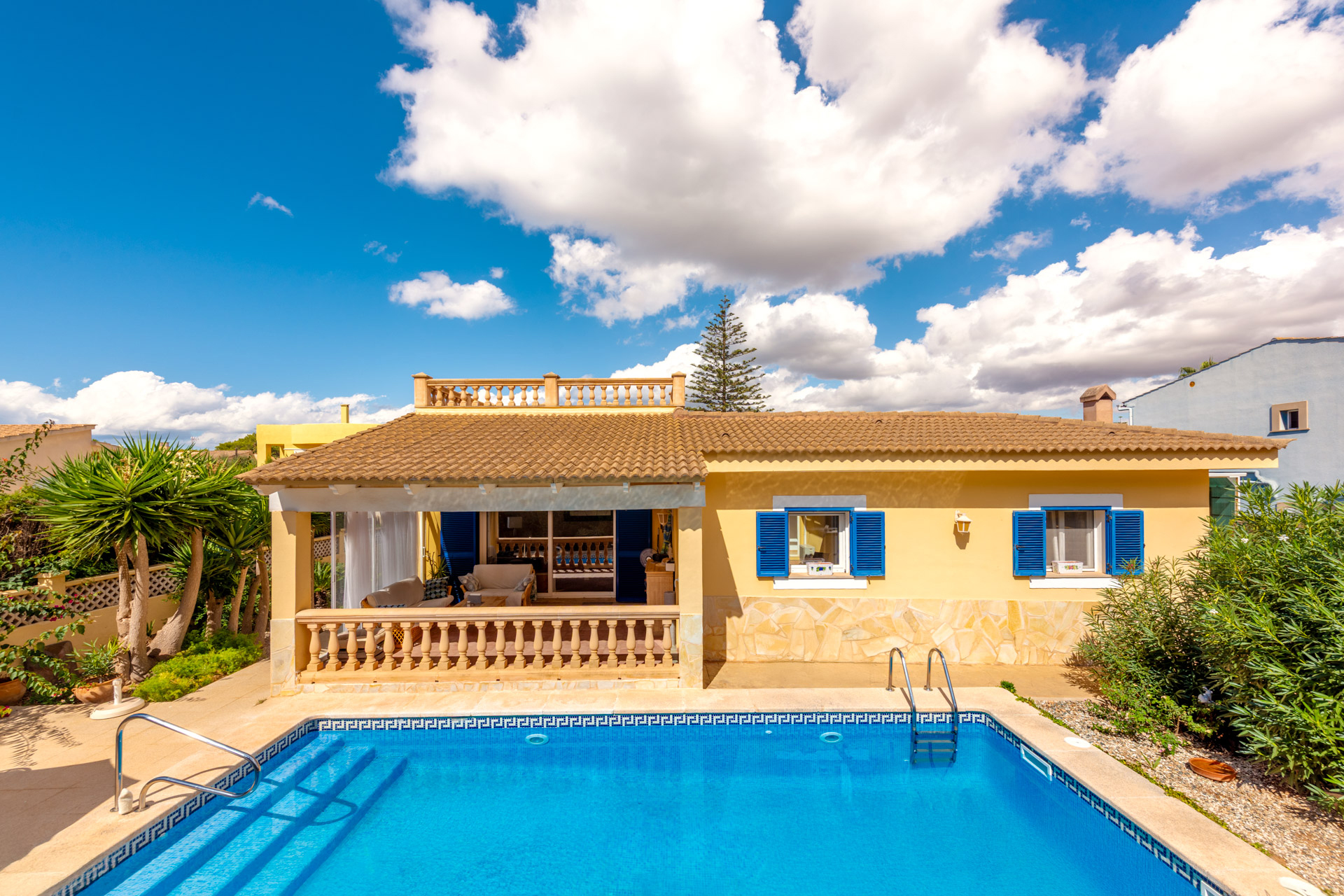 Attraktive Villa mit Pool in ruhiger Lage nahe der Küste in Bahia ...