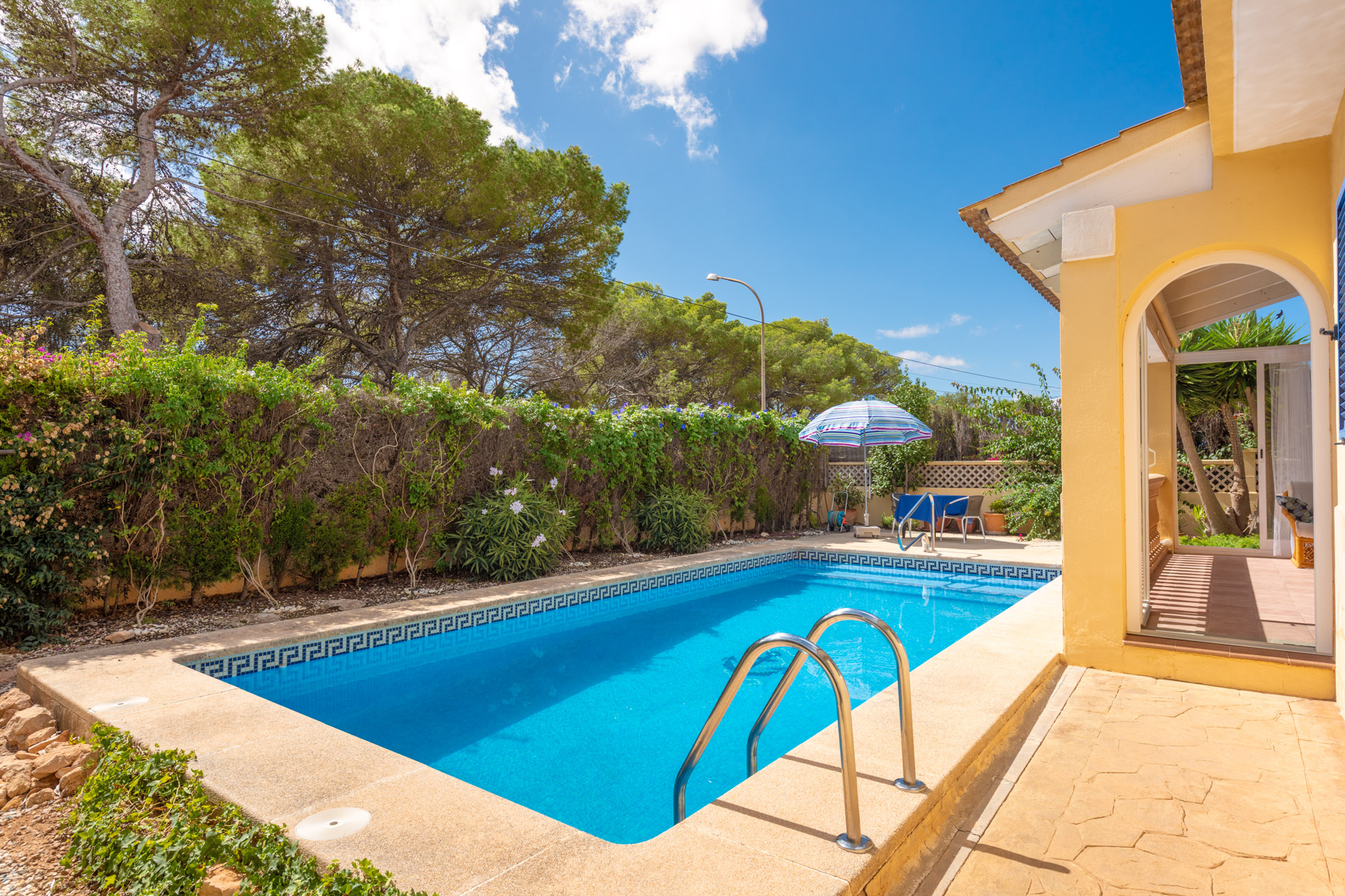 Attraktive Villa mit Pool in ruhiger Lage nahe der Küste in Bahia ...