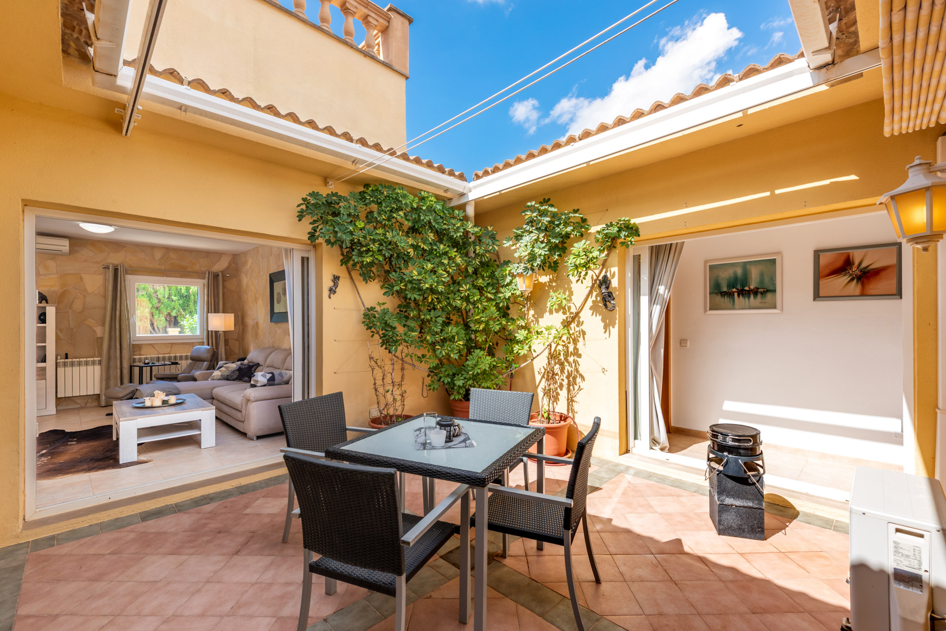 Attraktive Villa mit Pool in ruhiger Lage nahe der Küste in Bahia ...